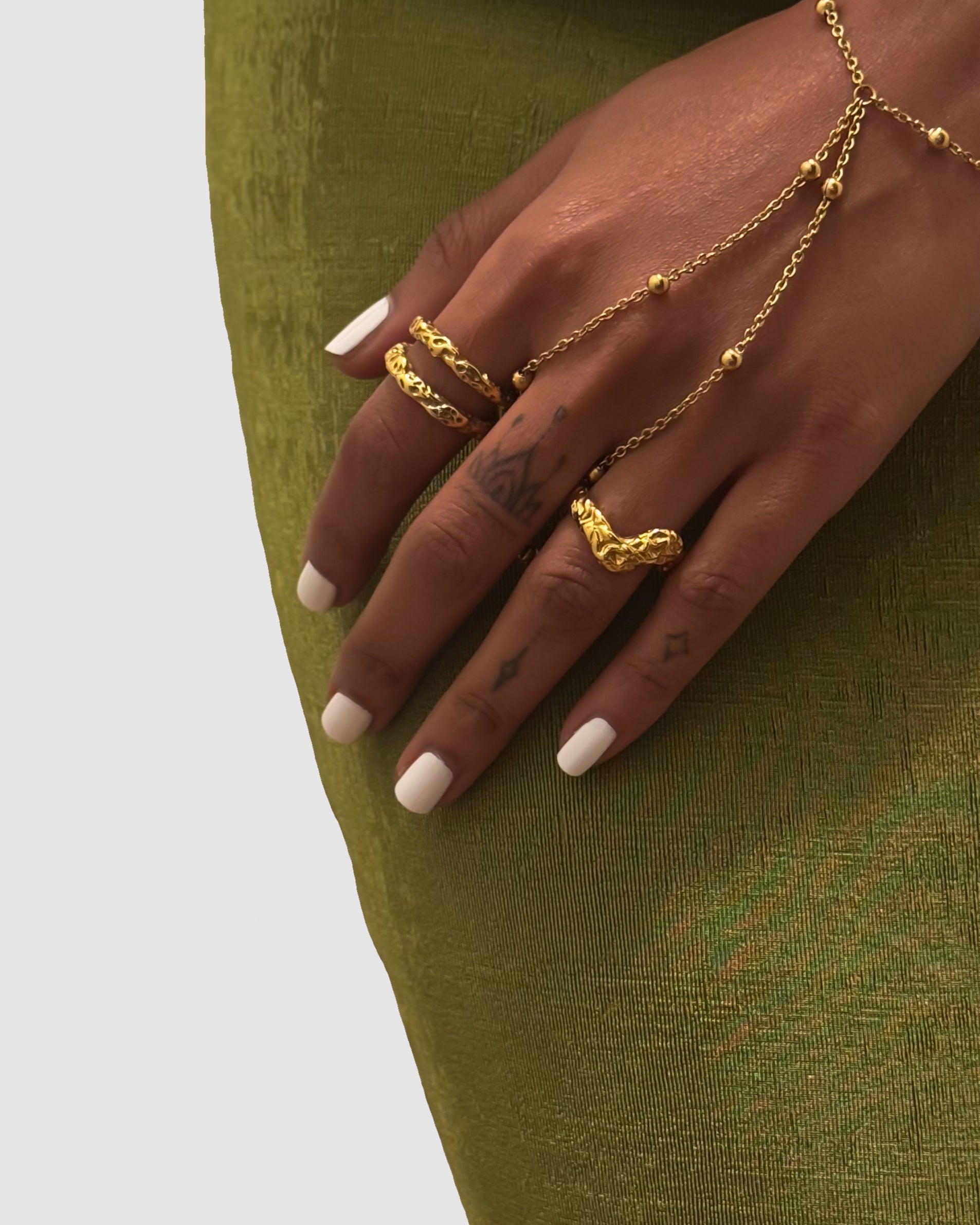 MIA HAND CHAIN - GOLD